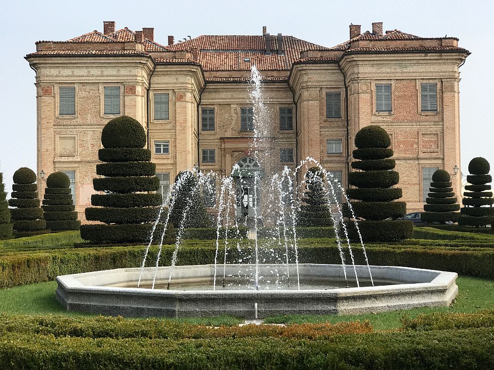 Vita al Castello di Guarene fra i vigneti del Roero e delle Langhe